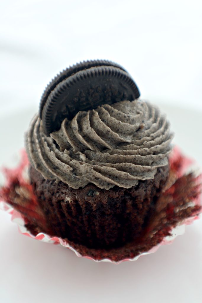 Oreo Cupcakes - Makes, Bakes and Decor